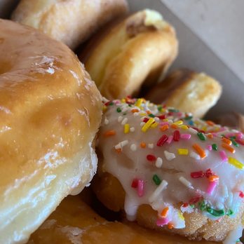 SUPREME DONUTS - Updated January 2025 - 37 Photos & 63 Reviews - 208 W ...