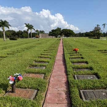 FORT MYERS MEMORIAL GARDENS - Updated December 2025 - 15 Photos & 18 ...