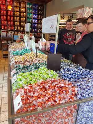 LINDT CHOCOLATE SHOP - 32 Photos & 52 Reviews - Chocolatiers & Shops ...