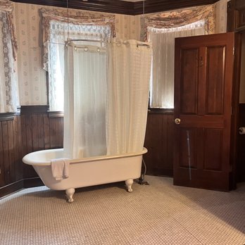 IRWIN STREET INN AND RESTAURANT - Updated December 2025 - 107 Photos ...