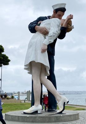 UNCONDITIONAL SURRENDER STATUE - EMBRACING PEACE - Updated April 2025 ...