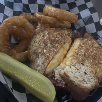 SIDELINES SPORTS BAR AND GRILL - Updated July 2025 - 234 Photos & 204 ...