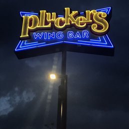 PLUCKERS WING BAR - LANDMARK - Updated July 2025 - 583 Photos & 821 ...