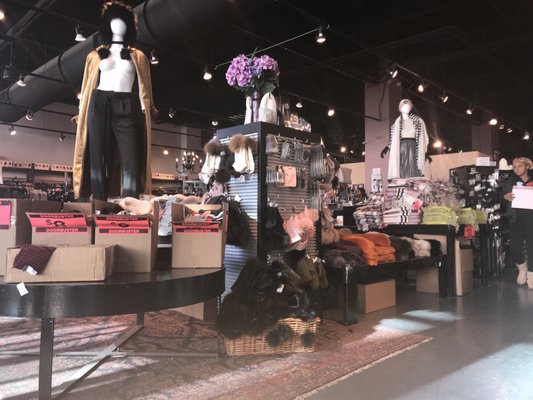 AKIRA - 19 Photos & 49 Reviews - Women's Clothing - 1539 E 53rd St ...