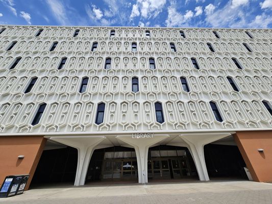 PAULINA JUNE AND GEORGE POLLAK LIBRARY - Updated August 2024 - 11 ...