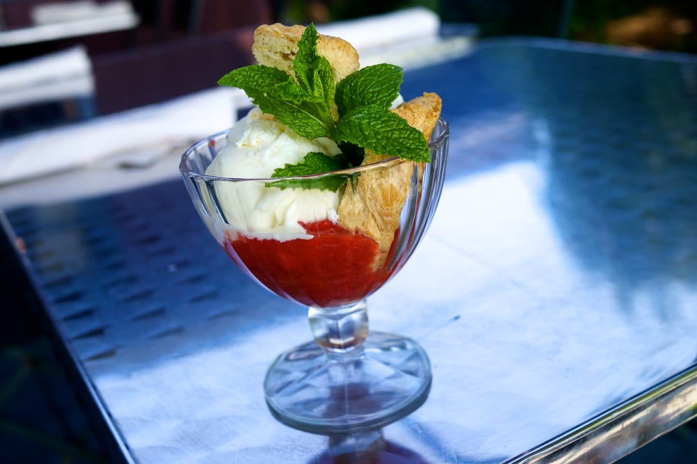 Strawberry + Rhubarb Ice Cream Sundae w/Strawberry Shortcake + fresh ...