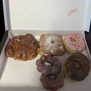 DONUT CONNECTION - Updated May 2025 - 115 Photos & 129 Reviews - 134 St ...