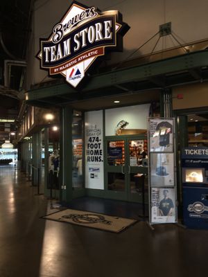 BREWERS TEAM STORE - Updated March 2025 - 1 Brewers Way, Milwaukee ...