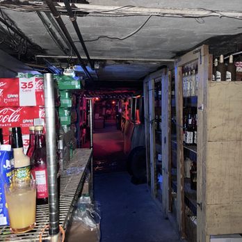 SHAKERS CIGAR BAR - Updated June 2025 - 242 Photos & 259 Reviews - 422 ...