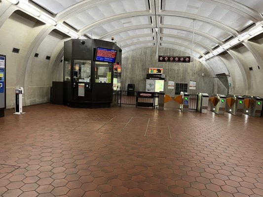 ROSSLYN METRO STATION - Updated November 2025 - 102 Photos & 75 Reviews ...