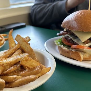 HAPPY BURGER DINER with reviews - Updated September 2024 - 568 Photos ...