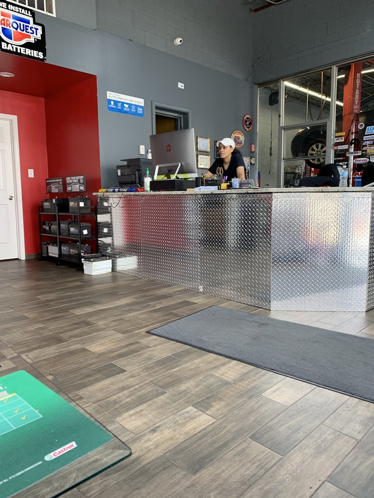 CHICAGO AUTO REPAIR SERVICE - 27 Photos & 47 Reviews - Oil Change ...