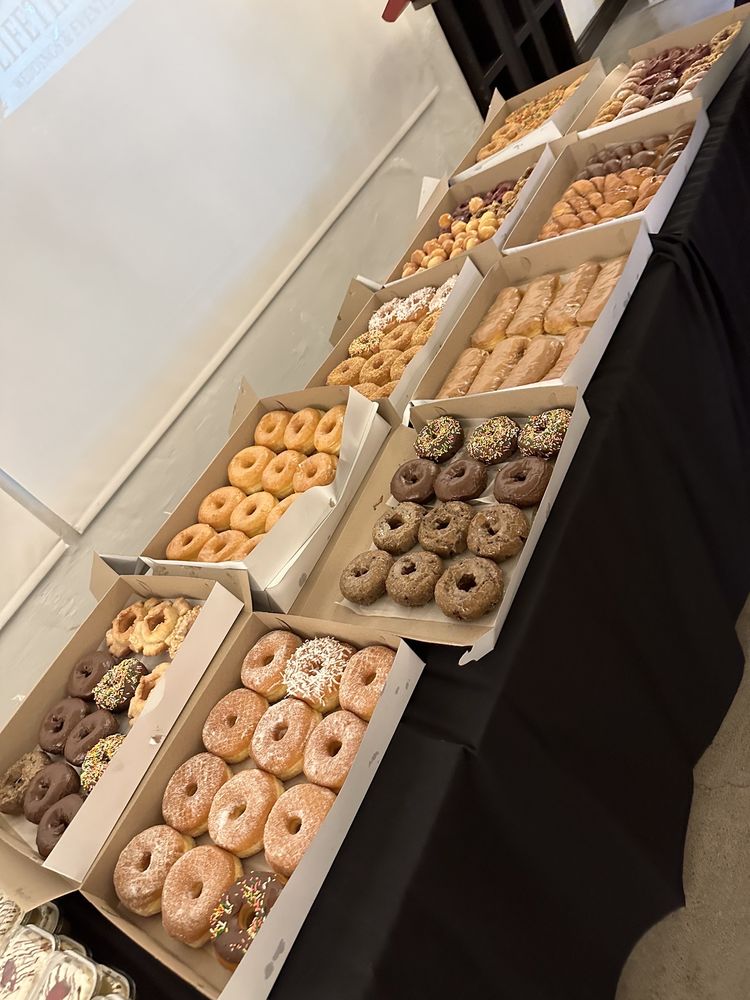 MANNA DONUTS - Updated September 2024 - 54 Photos & 43 Reviews - 3199 E ...