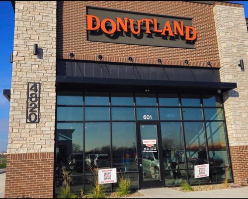DONUTLAND - Updated June 2024 - 13 Photos - 4820 100th St, Urbandale, Iowa - Donuts - Phone ...