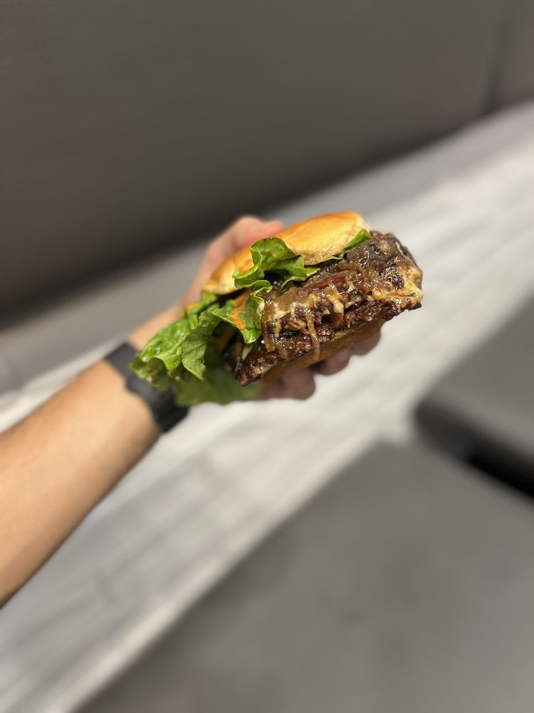 G C BURGER - Updated July 2025 - 35 Photos & 10 Reviews - 3920 Eglinton ...