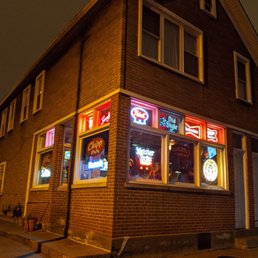 THE CHIPP INN - Updated July 2025 - 46 Photos & 126 Reviews - 832 N ...