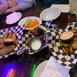 SIDELINES SPORTSBAR & GRILL - Updated July 2025 - 63 Photos & 181 ...