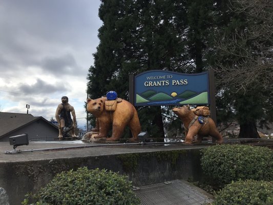 CAVEMAN STATUE - Updated January 2026 - 1880 NE 7th St, Grants Pass ...