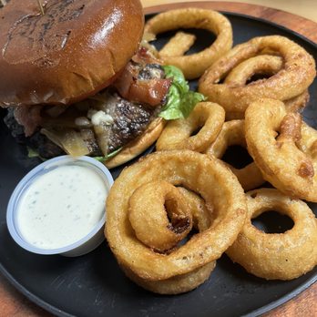 ALASKAN BURGER & BREW - Updated March 2025 - 115 Photos & 141 Reviews ...