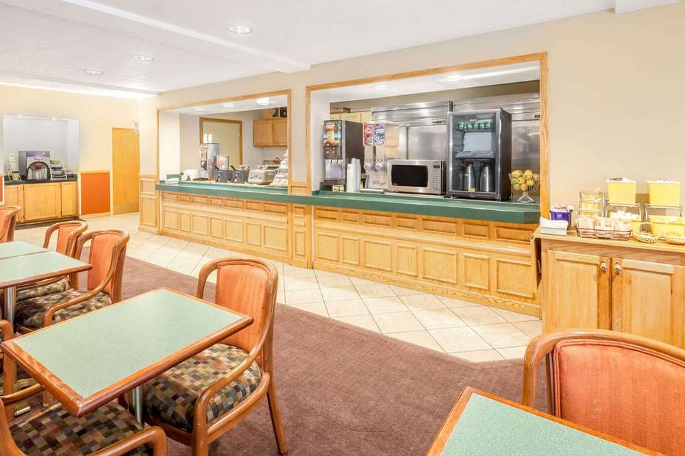 DAYS INN & SUITES BY WYNDHAM KALAMAZOO - 56 Photos & 25 Reviews - 2615 ...