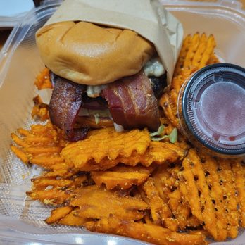 BLUE 32 SPORTS GRILL - Updated December 2025 - 318 Photos & 652 Reviews ...