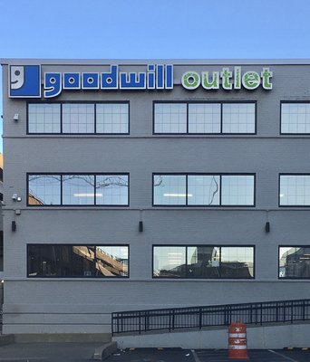 MERS GOODWILL OUTLET - Updated December 2025 - 40 Photos & 71 Reviews ...