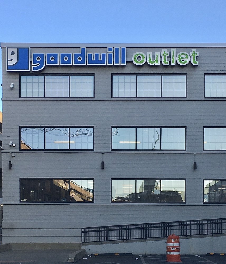 MERS GOODWILL OUTLET - 33 Photos & 59 Reviews - 3728 Market St, Saint ...
