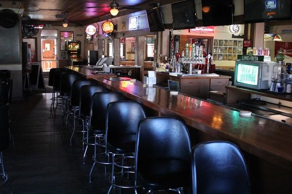 BENNY’S RESTAURANT & LOUNGE - 56 Photos & 60 Reviews - 517 W Colorado ...