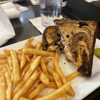 PUB 819 - Updated July 2025 - 361 Photos & 396 Reviews - 819 Mainstreet ...