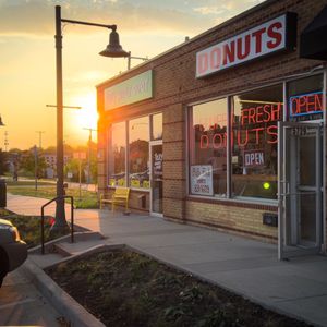 LE DONUTS & COFFEE - Updated August 2025 - 10 Photos - 8017 State Line Rd, Kansas City, Missouri ...