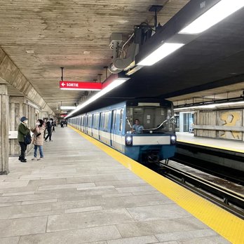 METRO CHAMPS-DE-MARS - Updated December 2025 - 940 Rue Sanguinet ...