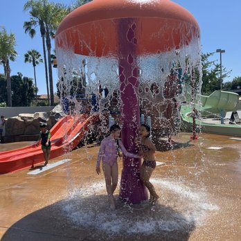 HOWARD JOHNSON ANAHEIM HOTEL AND WATER PLAYGROUND - Updated September ...