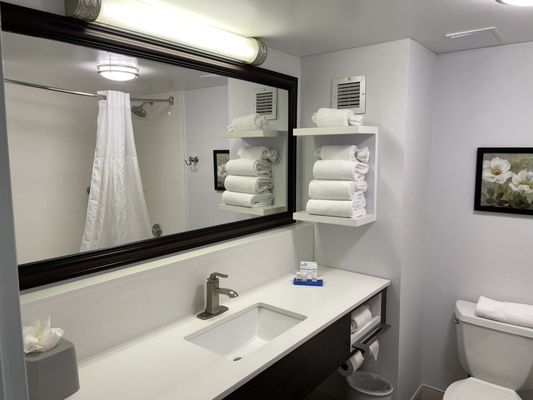 HOLIDAY INN EXPRESS - Updated December 2025 - 31 Photos & 19 Reviews ...