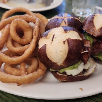 CLOVERLEAF TAVERN - Updated December 2025 - 1061 Photos & 1044 Reviews ...