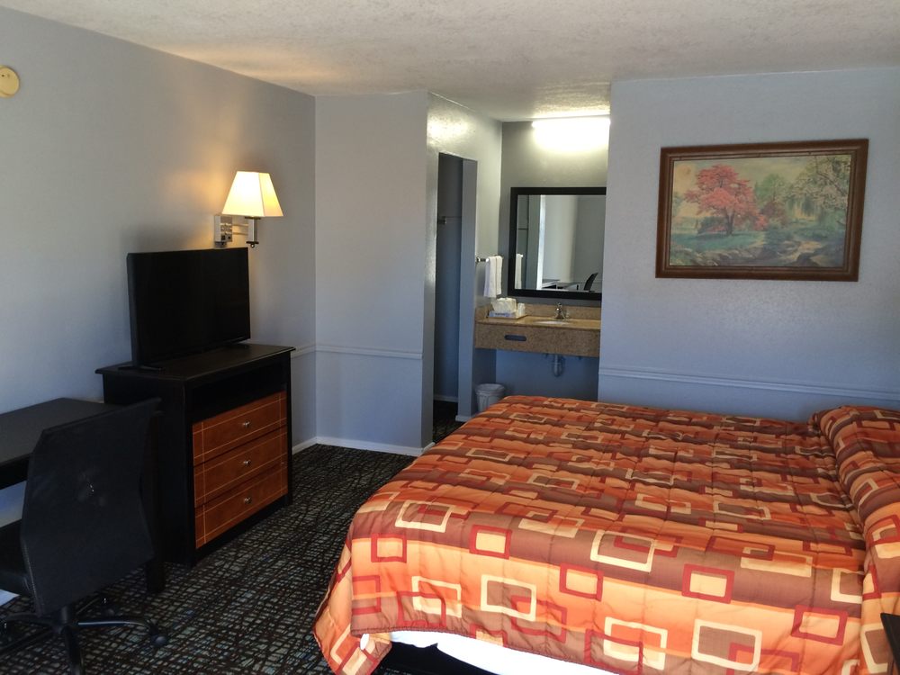 WILSHIRE INN MOTEL - Updated December 2025 - 11 Photos - 1720 E Main St ...