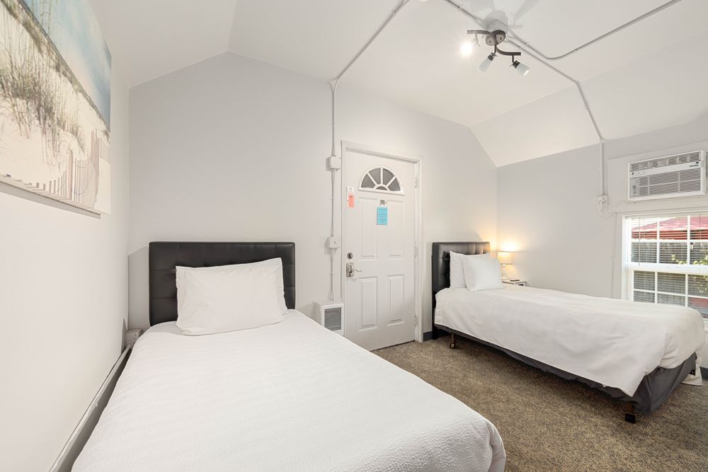 DEEP WATER INN - Updated September 2025 - 35 Photos & 12 Reviews - 531 ...