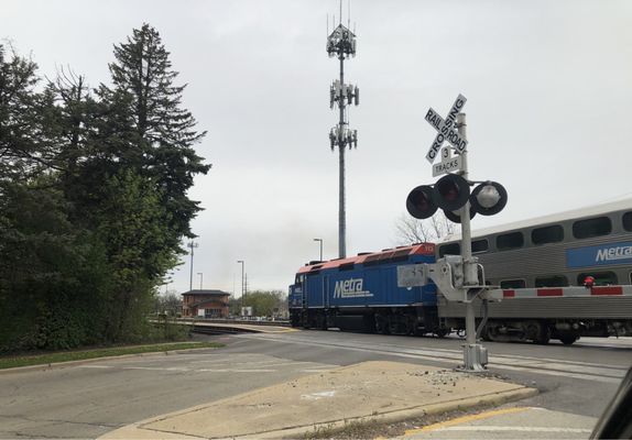DEE ROAD METRA STATION - Updated September 2024 - 950 Busse Hwy, Park ...