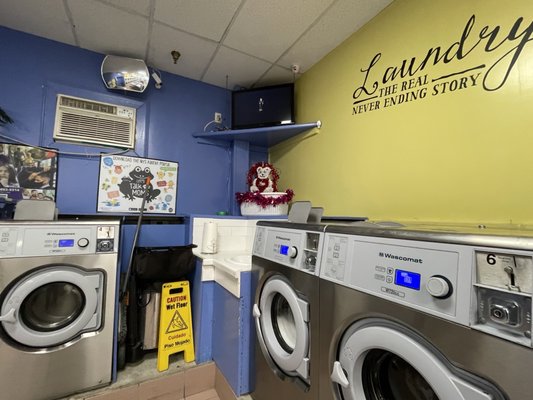 CORNER LAUNDROMAT - Updated October 2025 - 42 Photos & 13 Reviews - 738 ...
