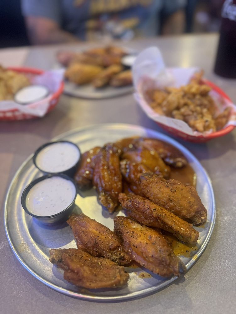 PLUCKERS WING BAR - Updated February 2025 - 716 Photos & 860 Reviews ...