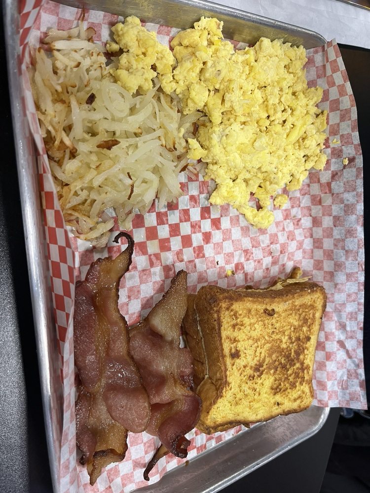 SIPPI’S PUB & GRUB - Updated August 2025 - 176 E 3rd St, Winona ...