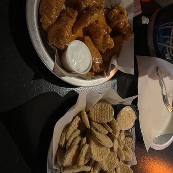 HOOTERS - Updated July 2024 - 693 Photos & 670 Reviews - 90 Aquarium ...