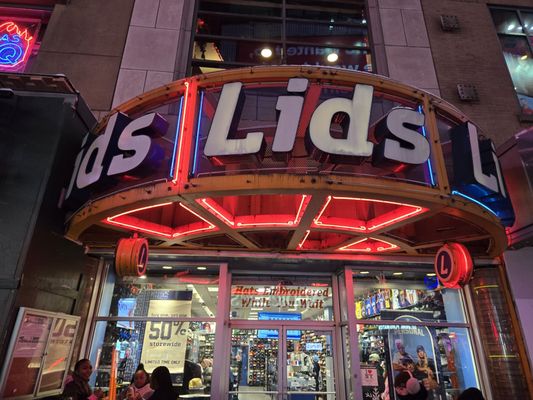 LIDS - Updated December 2025 - 28 Photos & 39 Reviews - 243 W 42nd St ...