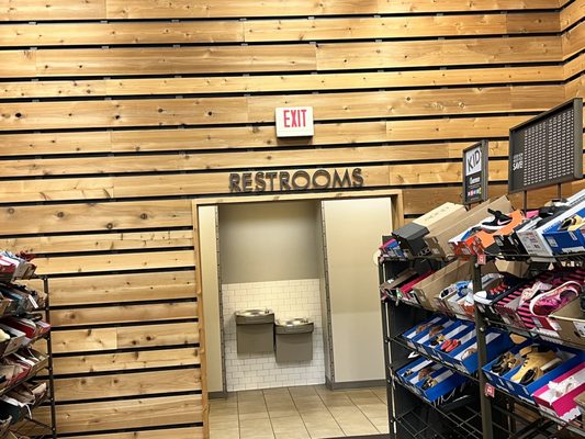 DSW DESIGNER SHOE WAREHOUSE - Updated July 2025 - 63 Photos & 13 ...