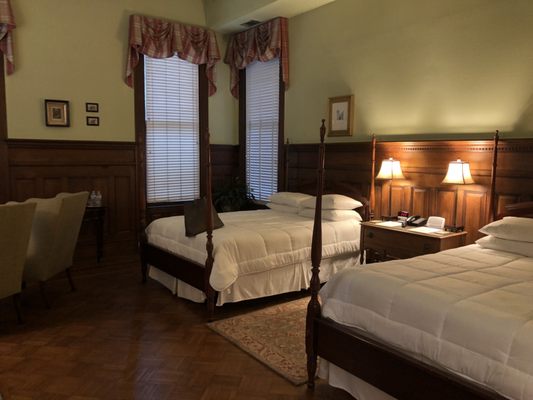 FORSYTH PARK INN - 68 Photos & 45 Reviews - Bed & Breakfast - 102 W ...