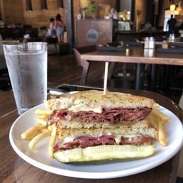 HUB RESTAURANT & ICE CREAMERY - Updated October 2025 - 1228 Photos ...