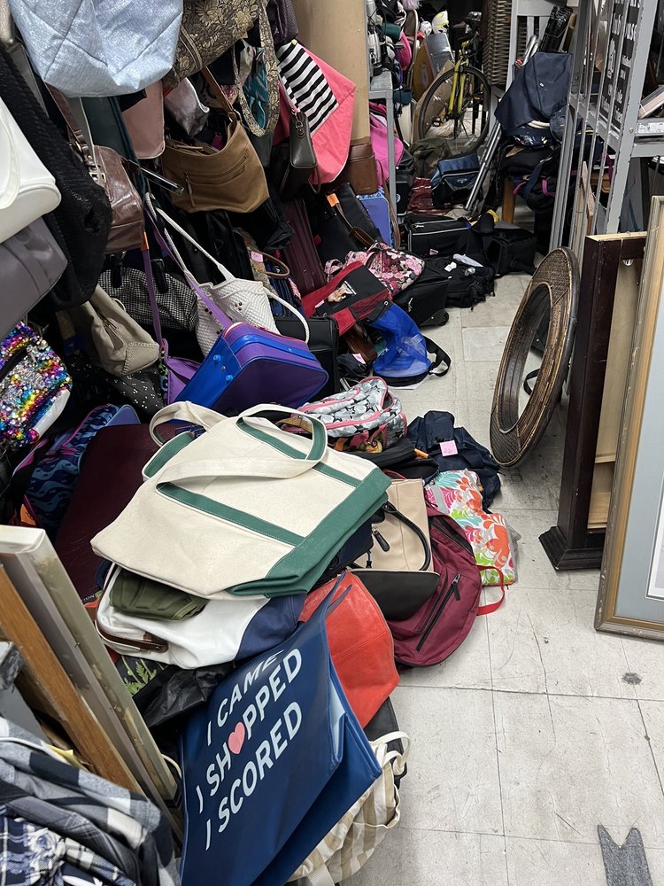 VILLAGE DISCOUNT OUTLET - 15 Photos & 96 Reviews - 4898 N Clark St ...