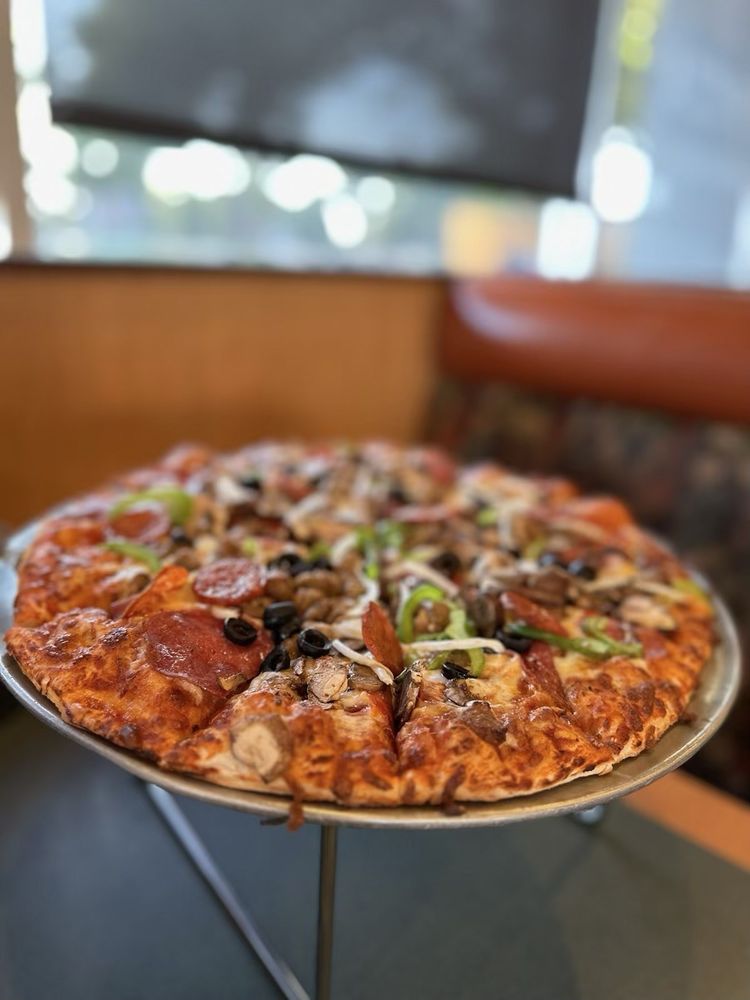 ROUND TABLE PIZZA - Updated October 2025 - 55 Photos & 94 Reviews ...