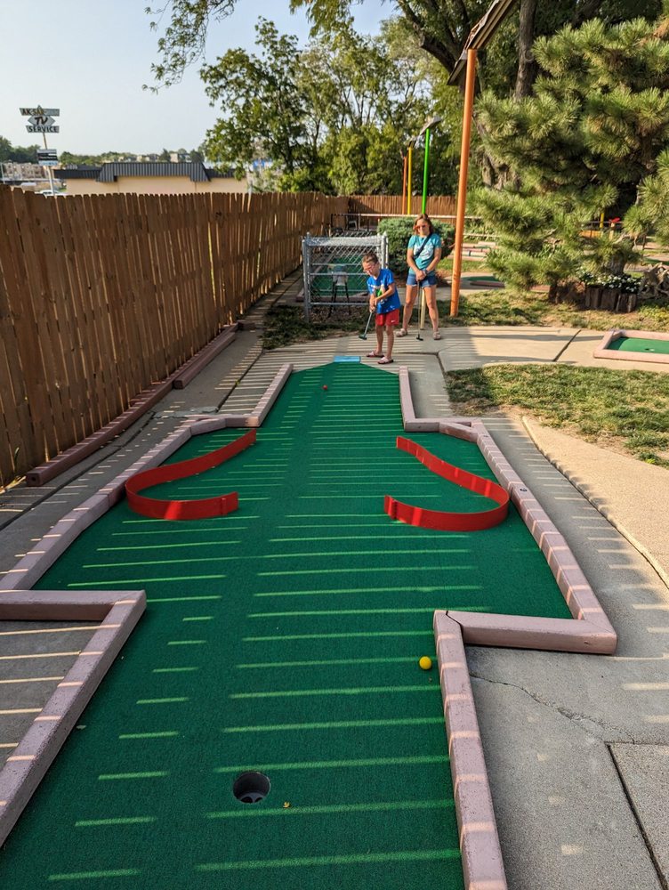 PUTTING PLUS - TEMP. CLOSED - Updated January 2026 - 13 Photos & 20 ...