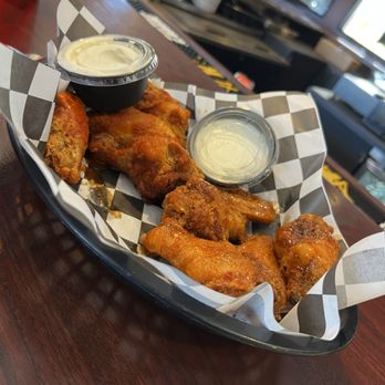 SIDELINES SPORTSBAR & GRILL - Updated October 2025 - 64 Photos & 182 ...