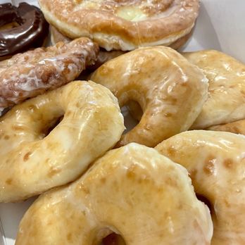 MAX’S DONUT SHOP - Updated March 2025 - 183 Photos & 341 Reviews - 105 ...